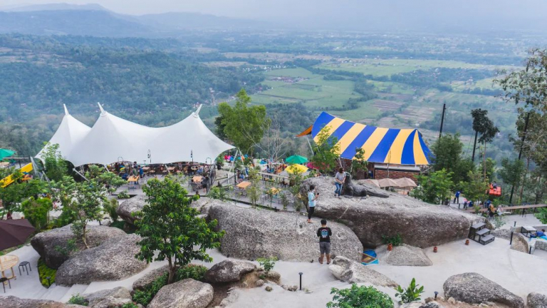 Obelix Hill Jogja: Wisata Kekinian di Ketinggian dengan Sunset ...